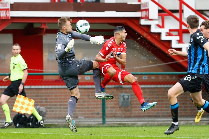 KIJK. Ontsnapte Simon Mignolet hier aan rood? Club Brugge-doelman ...