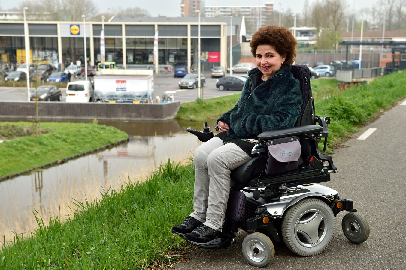 Cora en Carla testen of openbare plekken toegankelijk zijn voor mensen ...