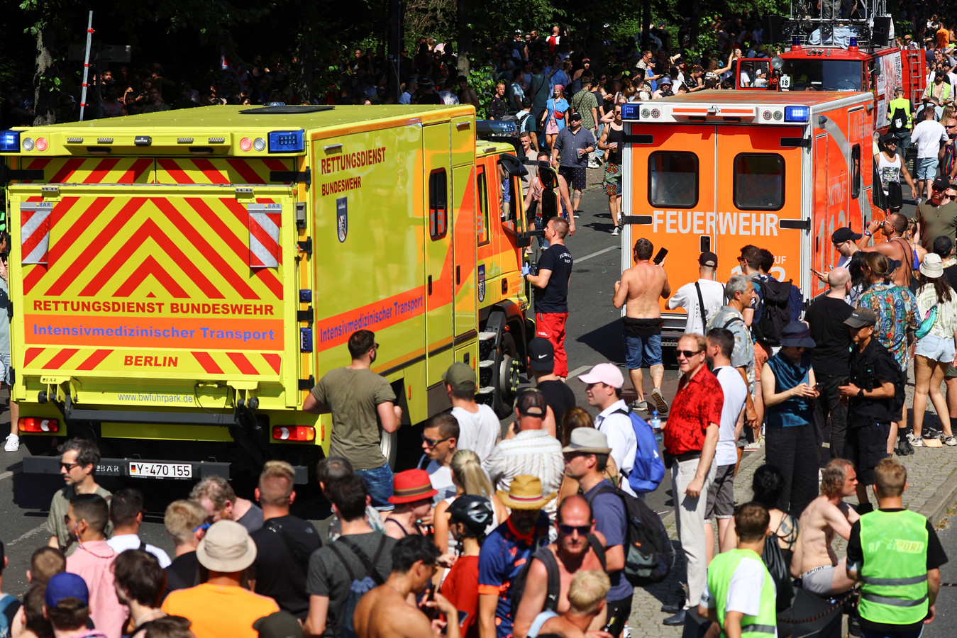 Tientallen bezoekers naar ziekenhuis tijdens zinderende raveparade ...