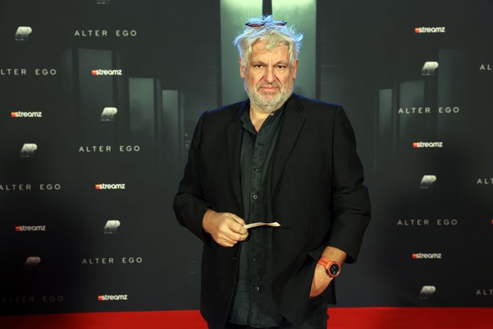 Danira Boukhriss voor het eerst met zwanger buikje op rode loper naast ...