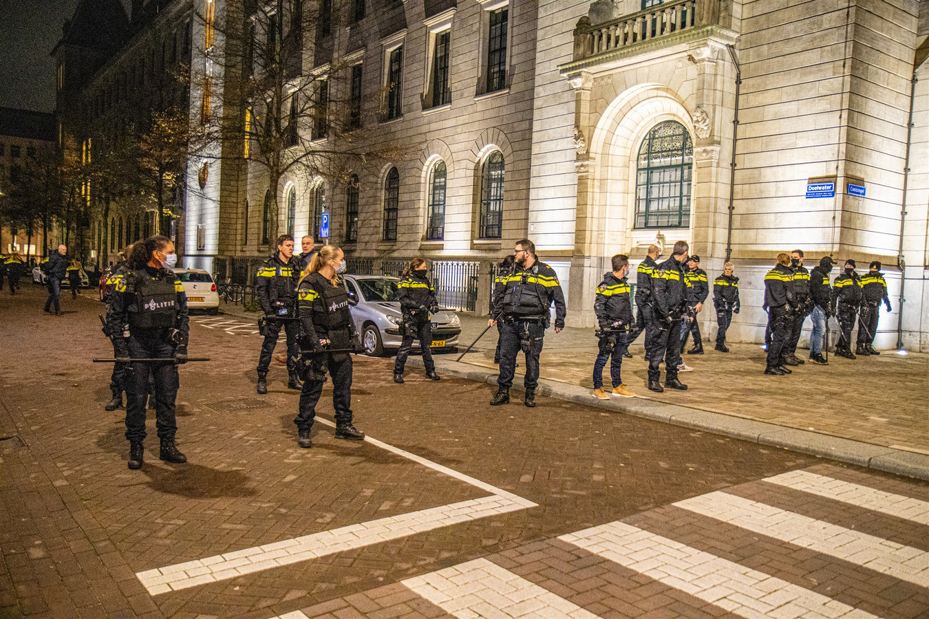 Ze slapen slecht en zitten rillend op de bank: agenten moeten soms ook ...