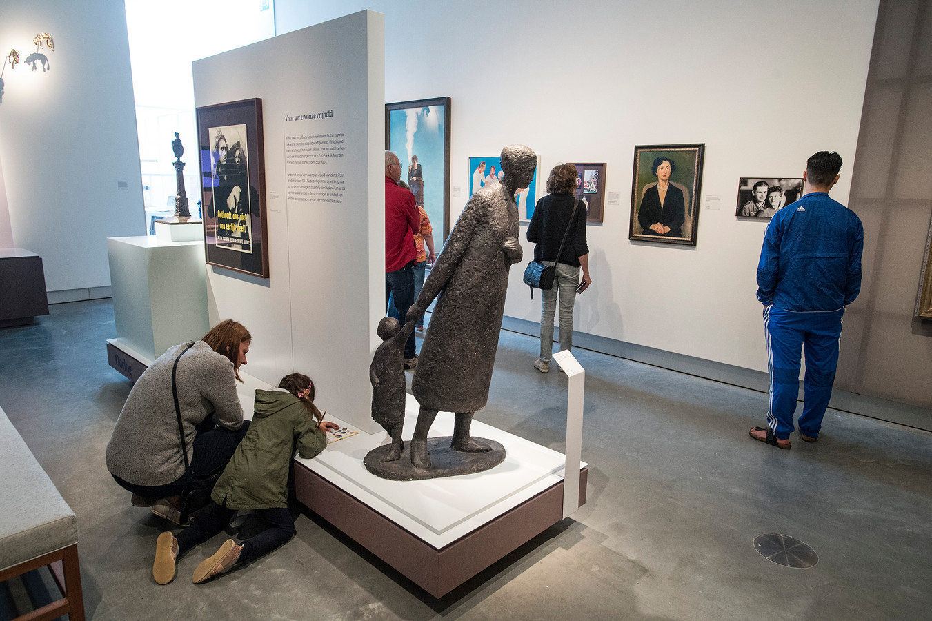 Wat kan weg uit het Stedelijk Museum Breda? Is elke oude jurk waardevol ...