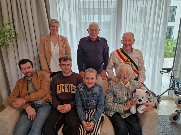 Anna moet na meer dan eeuw ‘t Kaaiken verlaten, maar straalt op 101ste verjaardag | Eeklo | hln.be