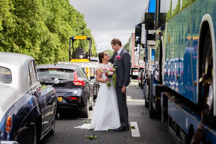Storm Poly levert iconische trouwfoto op voor bruidspaar: ‘Heb eerst om ...