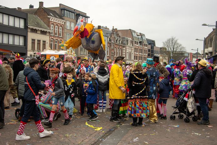 Prallen en brakken genieten op de Leutmart van tekenen, spelen en een ...