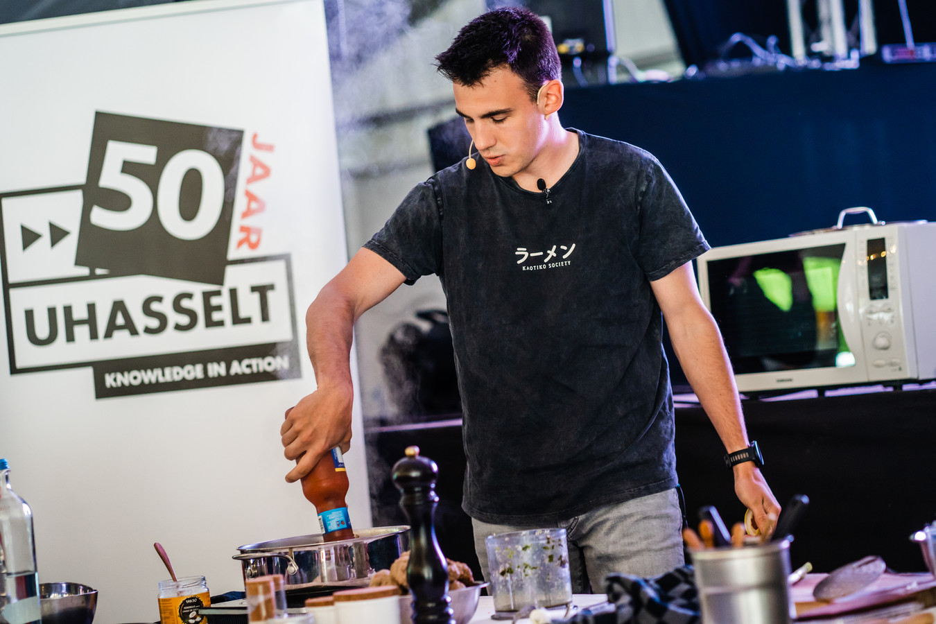 ZIEN. VTM-chef Loïc Van Impe leert UHasselt-studenten kotkoken | Foto ...
