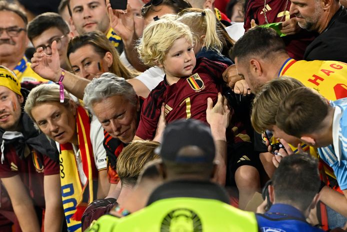Élu homme du match, Kevin De Bruyne partage quelques instants avec ses ...