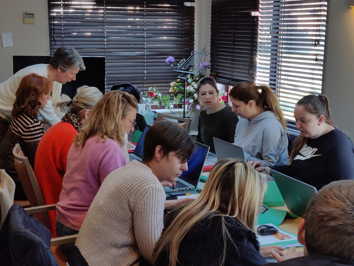 Personeelsleden in nevendiensten van Kempense woonzorgcentra volgen op ...