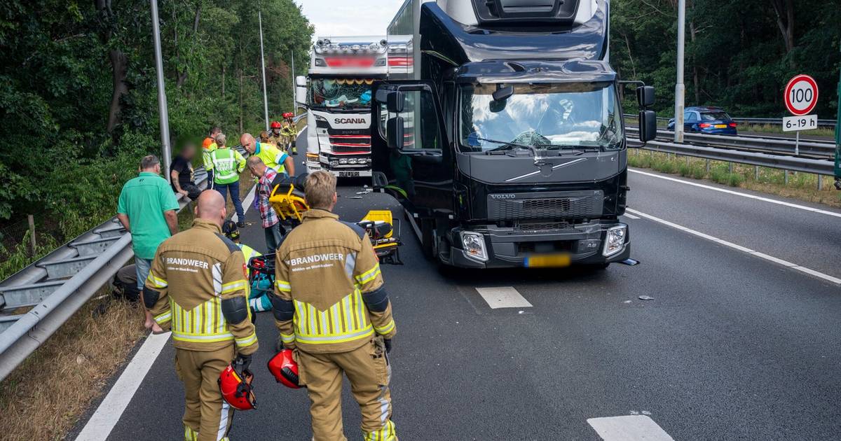 Ongeluk met drie vrachtwagens op A27 bij Dorst, vrouw gewond naar ...
