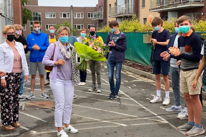 Overweldigende laatste schooldag voor directeur Lut Matthijs (61): “Ik ...