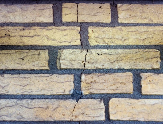 Scheuren in muren door langsdenderende vrachtwagens, maar Woerden wuift ...