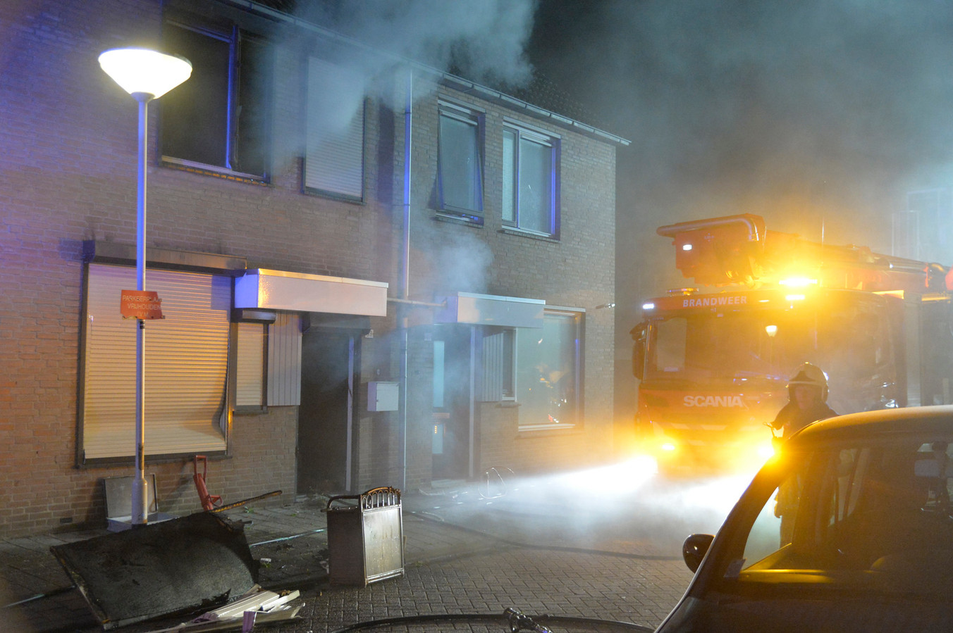 Bewoner raakt gewond bij woningbrand in Breda, brandweer slijpt ...