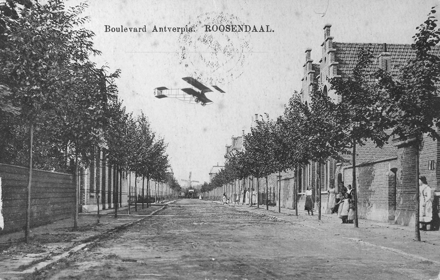 In ‘De Vliegende Doodskist’ eert zijn kleinzoon brokkenpiloot Pinneke ...