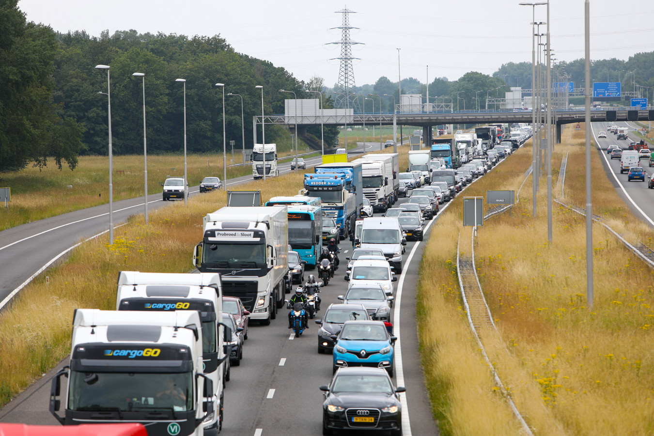 Deel snelweg A50 in november in de nacht compleet dicht door ...