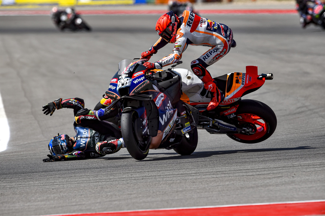 Marc Marquez provoque un spectaculaire accident à 200 km/h en MotoGP ...