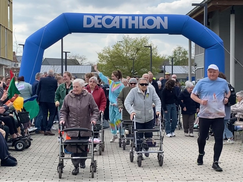 IN BEELD. Racen met rollators in Gent: “Onze oudste deelnemers zijn 92 ...