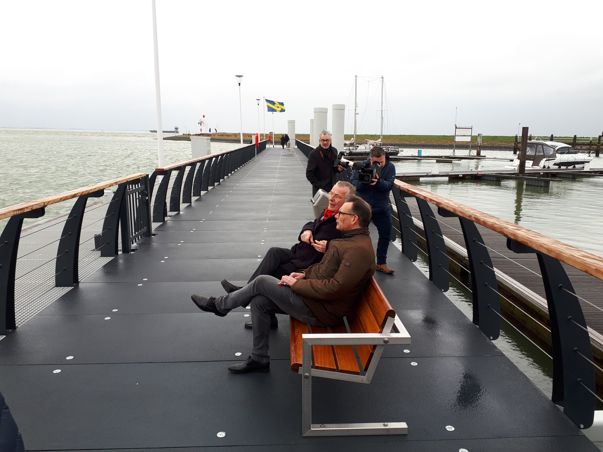 Op de kop van de nieuwe steiger in de Terneuzense Veerhaven zit je ...