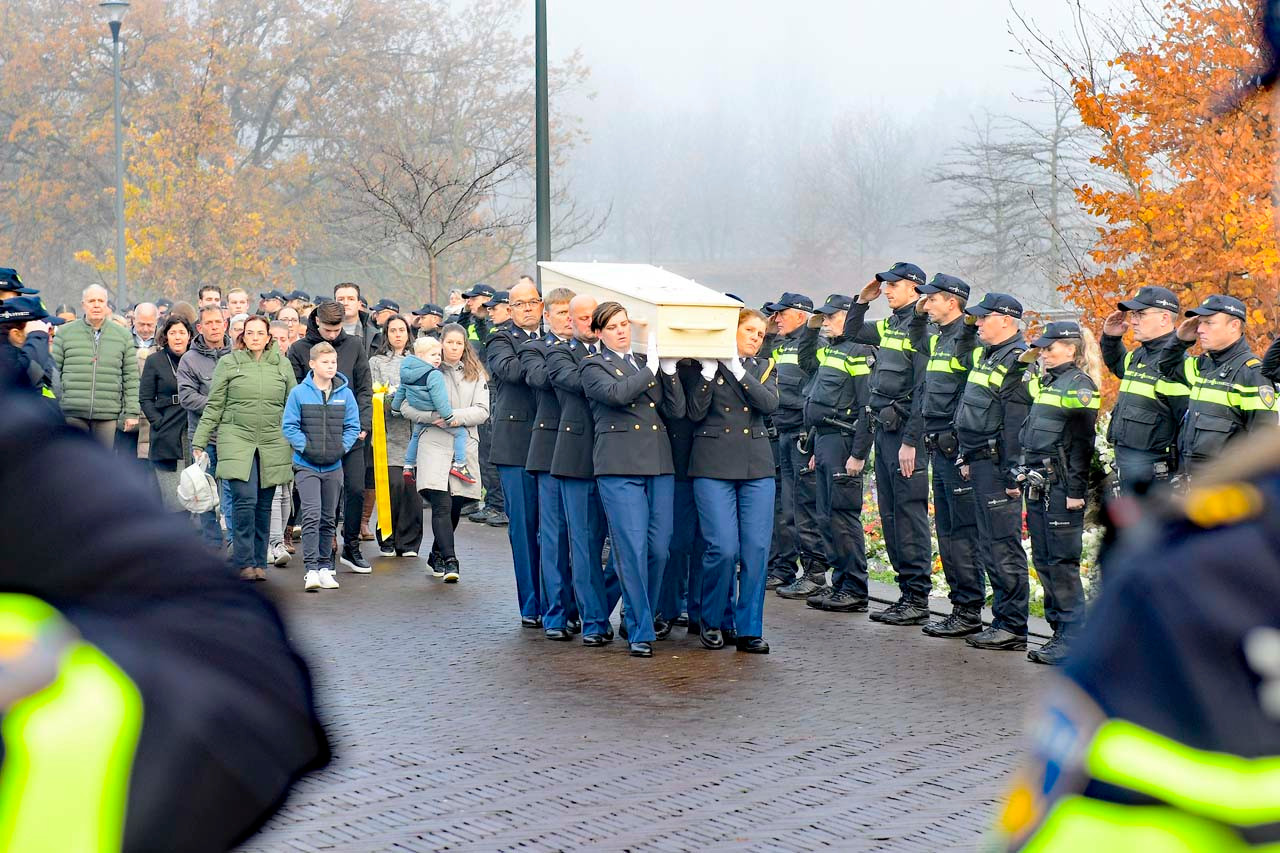 Indrukwekkende erehaag voor overleden wijkagente Kim (33): ‘Een ...