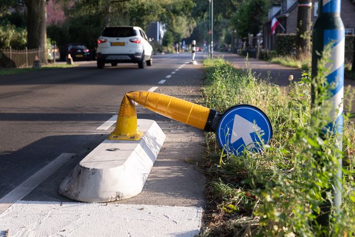 Paaltje ondanks felle kleur opnieuw omver gereden in Eemnes; nieuwe ...