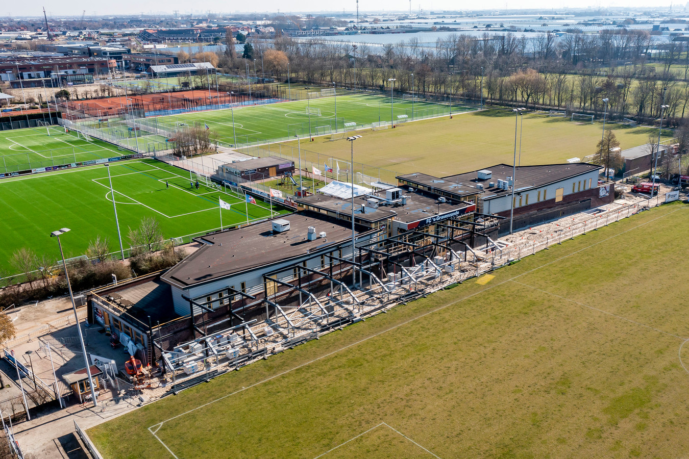 FC ‘s-Gravenzande bouwt kunststukje langs hoofdveld: ‘Contributie hoeft niet omhoog’ | Foto | AD.nl