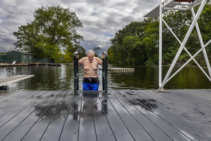Thijs Jansen (74) zwemt al 30 jaar in buitenzwembad de Kikker: ‘Alleen in de regen is het ...