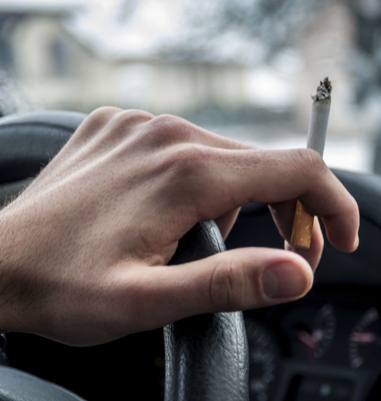Zo gevaarlijk is passief roken | De Morgen