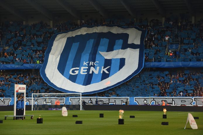 Genkse fans onthullen nieuw logo met tifo | Racing Genk | hln.be