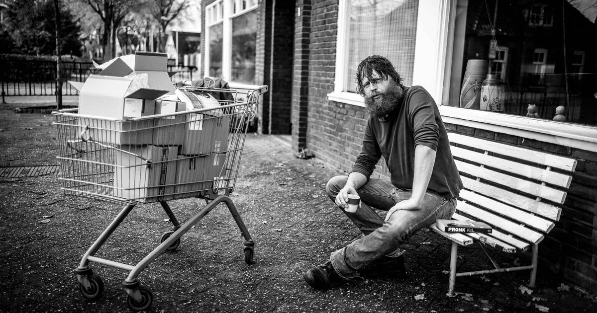 Arjan Pronk was altijd bassist van Bökkers, maar maakt nu een soloplaat: ‘Streektaalrock? Dan ...