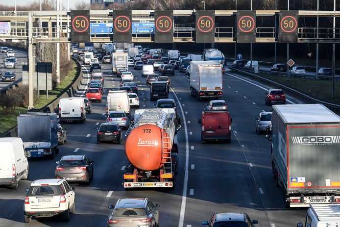 Als vakantieganger kom je er geheid langs: de flitspaal die gemiddeld elke 4 minuten een ...
