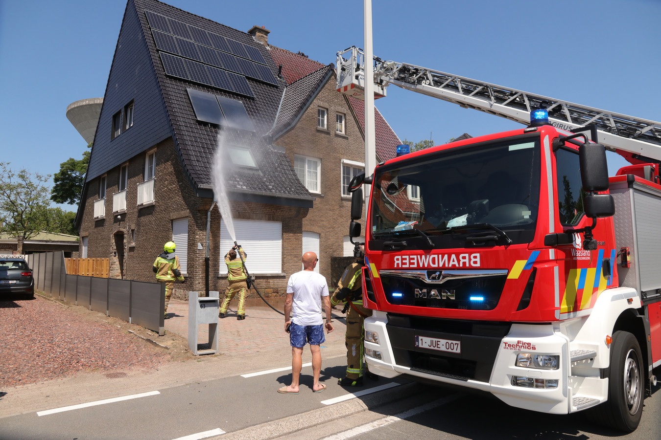 Brandweer moet ... zonnepanelen blussen die oververhit geraken | Foto ...