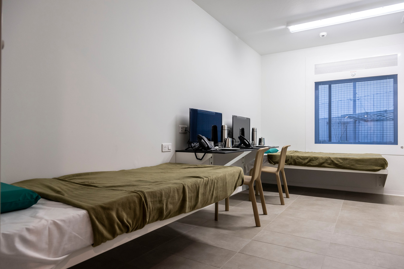 BINNENKIJKER. 680 camera’s, geen tralies aan celramen en... veel plaats ...