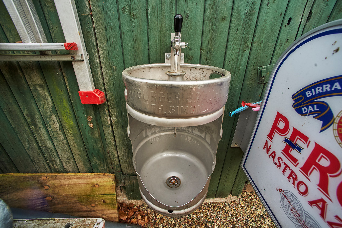 Kippenschuur werd kroeg, bierfust een urinoir: dit is het verhaal ...