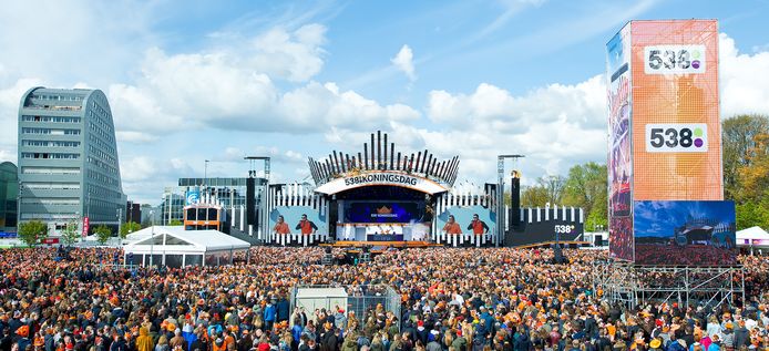 Gouden koets als taxi voor bewoners Chasséveld tijdens 538 Koningsdag ...