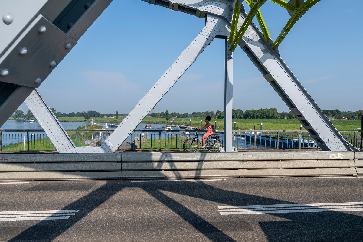 Met de fietsbus naar de overkant; fietspad en rijbanen brug bij Grave ...