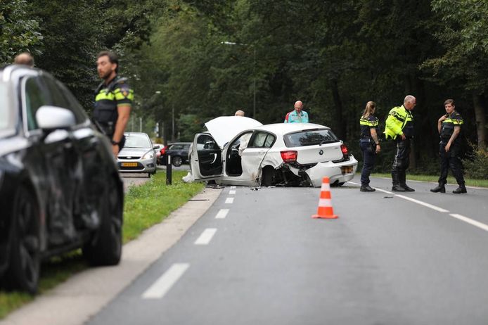 Drie auto's botsen op elkaar bij ongeluk tussen Loenen en Beekbergen: een rijbaan afgesloten ...