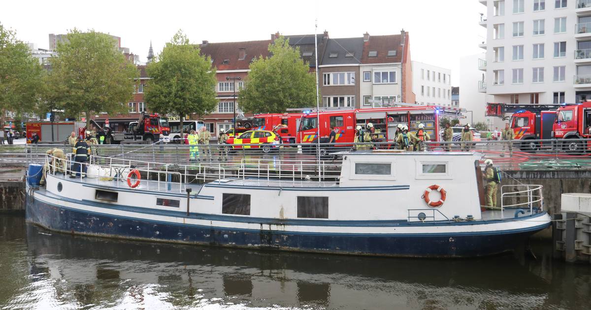 Woonboot loopt zware schade op na brand in keuken, bewoner was niet ...