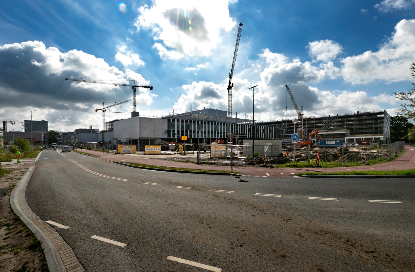 ASML complex in Veldhoven is Eiffeltoren aan staal en drie zwembaden ...