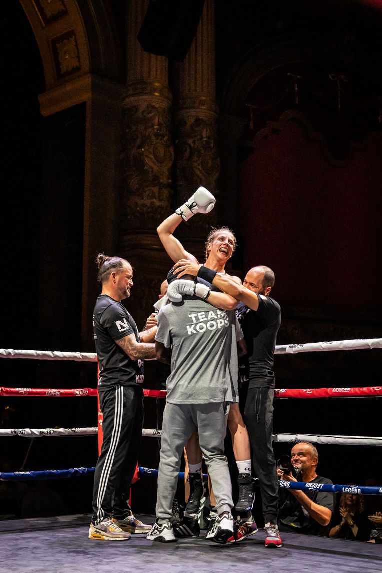 Deze ambtenaar van Binnenlandse Zaken bokste haar eerste profwedstrijd ...