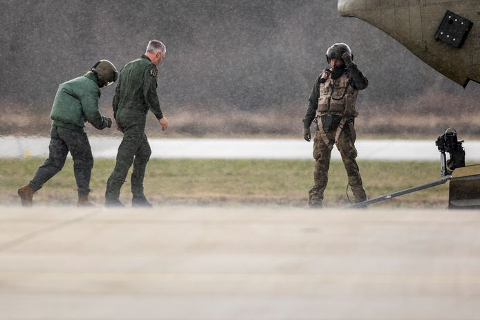 Overall aan, helm op: Máxima vliegt mee in blushelikopter van Defensie ...