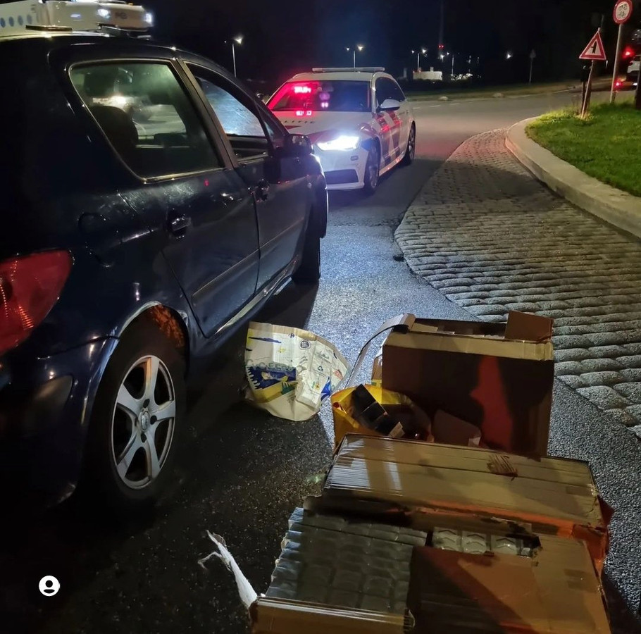Franse auto met bijna 15.000 euro aan illegale sigaretten onderschept ...