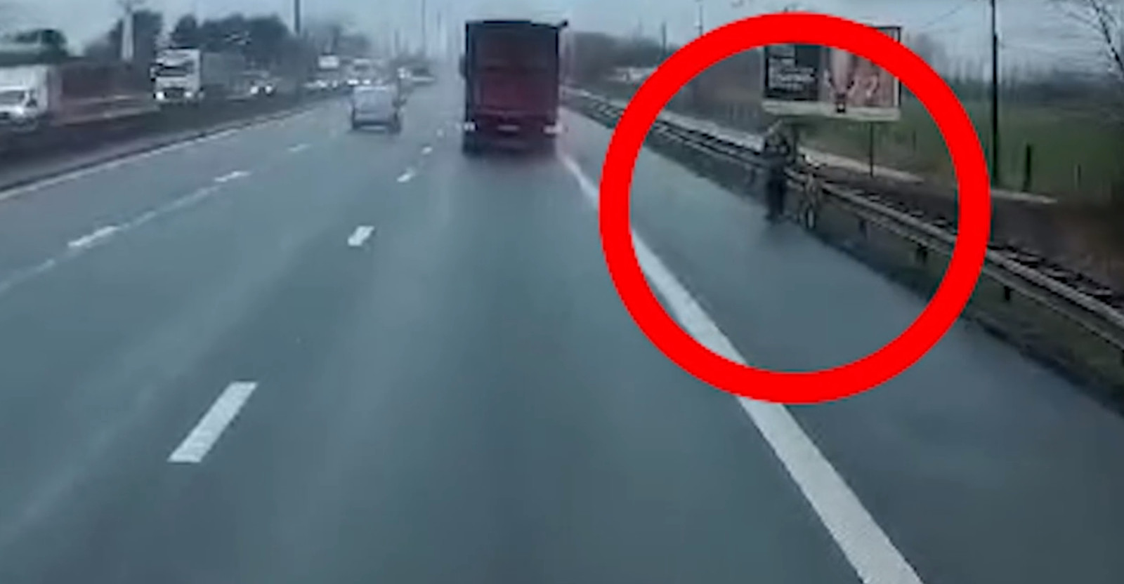 KIJK. Fietspech op de snelweg: beelden tonen fietser op pechstrook van ...