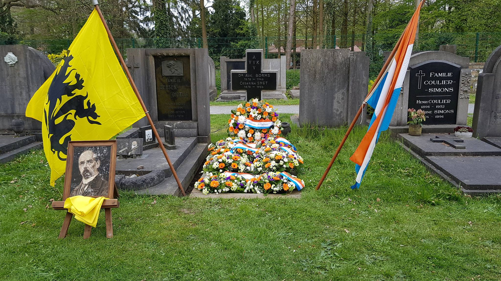 Graf van collaborateur August Borms in Merksem vernield, stad gaat ...