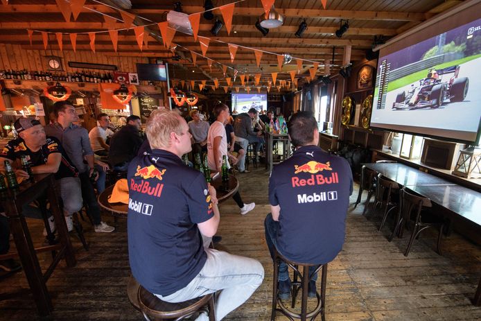 Max Verstappen toejuichen vanuit Deldens Formule 1-café | Hof van ...