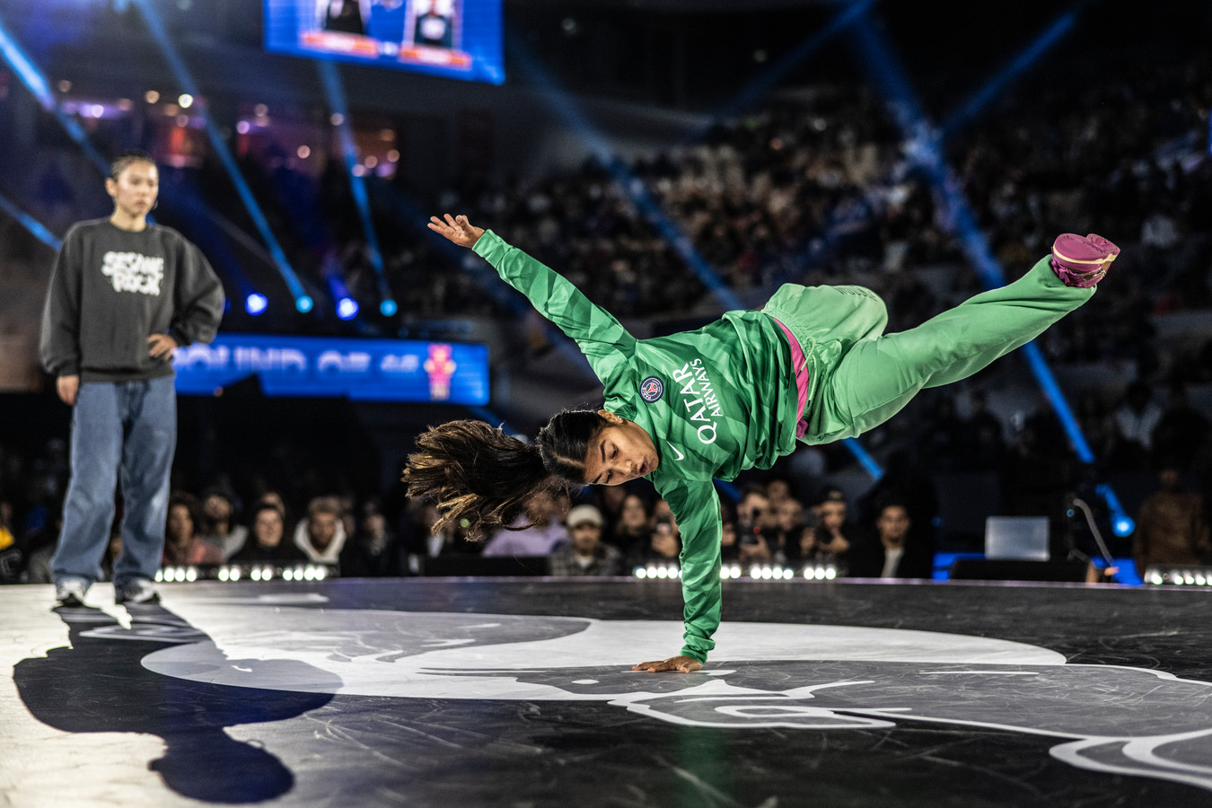 India Sardjoe (17) geeft in een shirt van Paris Saint-Germain ...