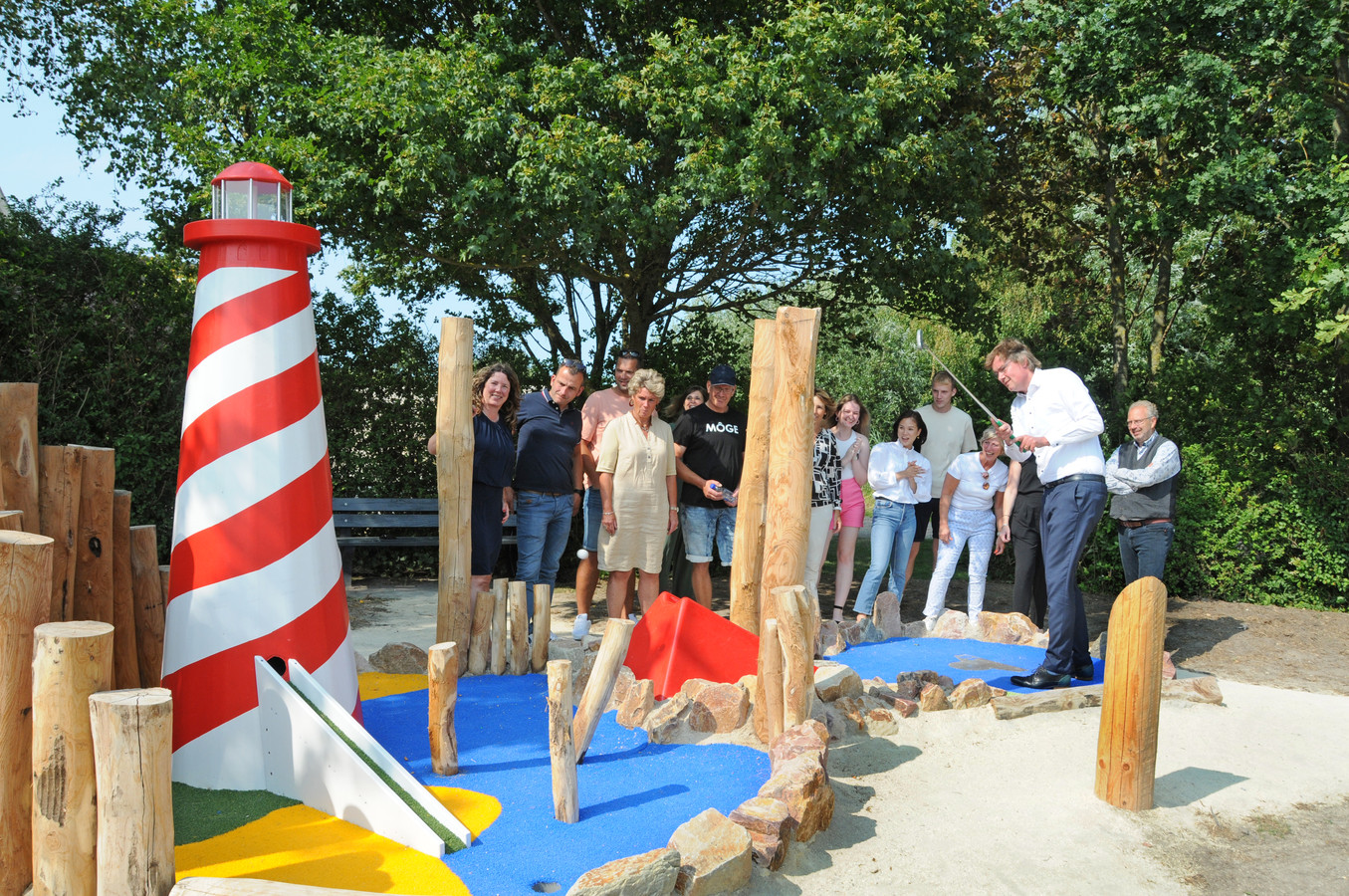 Een bal dwars door de vuurtoren van Haamstede slaan: dat kan op de ...