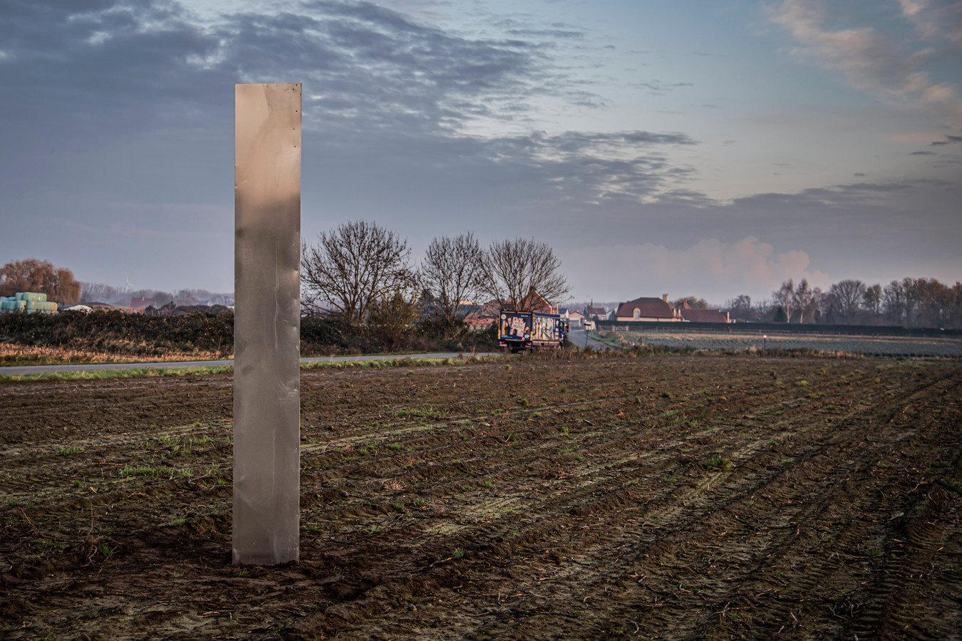 Boer reageert op mysterieuze monoliet op zijn aardappelveld: “Eén ...