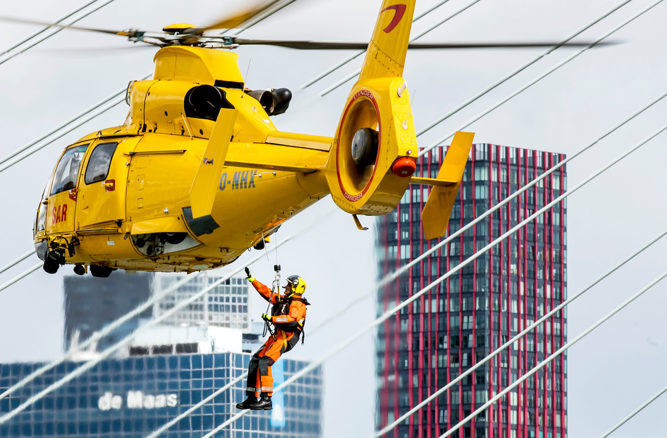 Scheurende boten langs de Erasmusbrug en bijzondere schepen: de ...