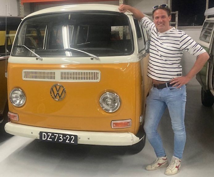 Stijn (46) gaat op roadtrip met vijf vluchtelingen op de achterbank: “Week zorgeloos samen op ...