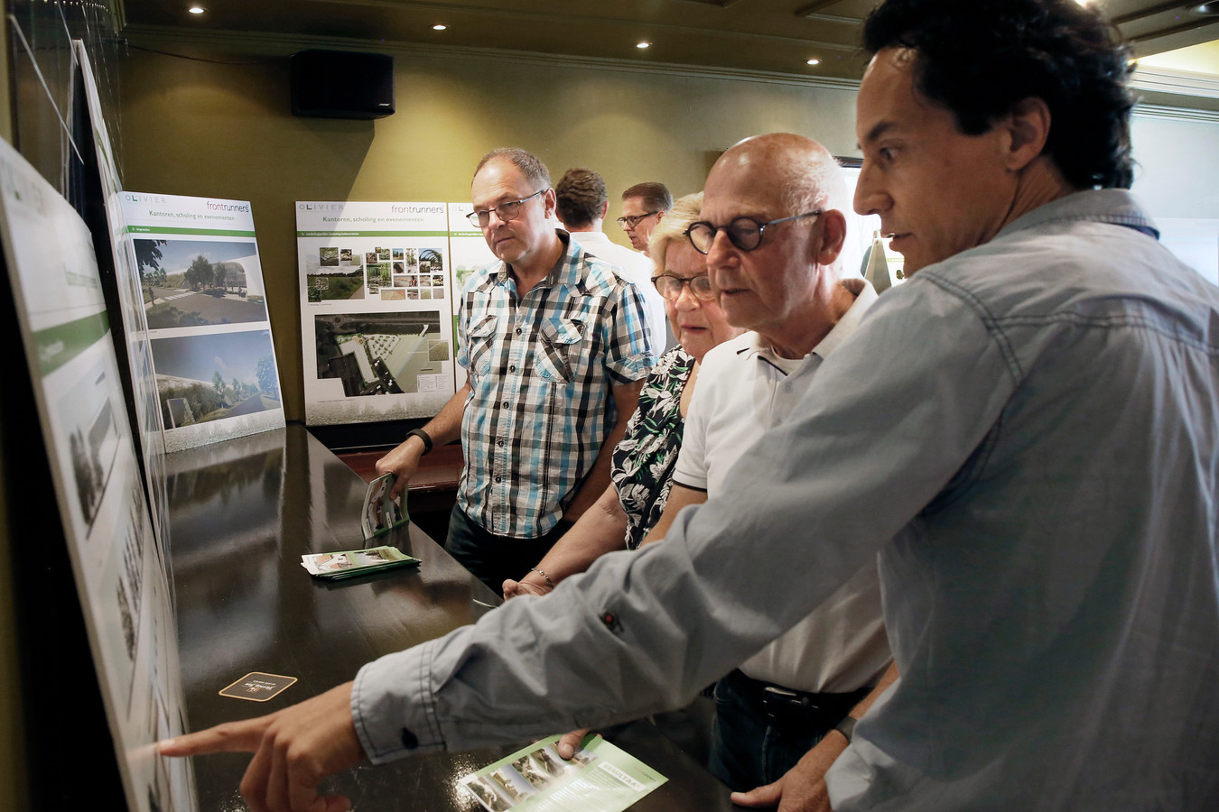 Omstreden evangelist Tom de Wal presenteert bouwplannen aan Dussen ...