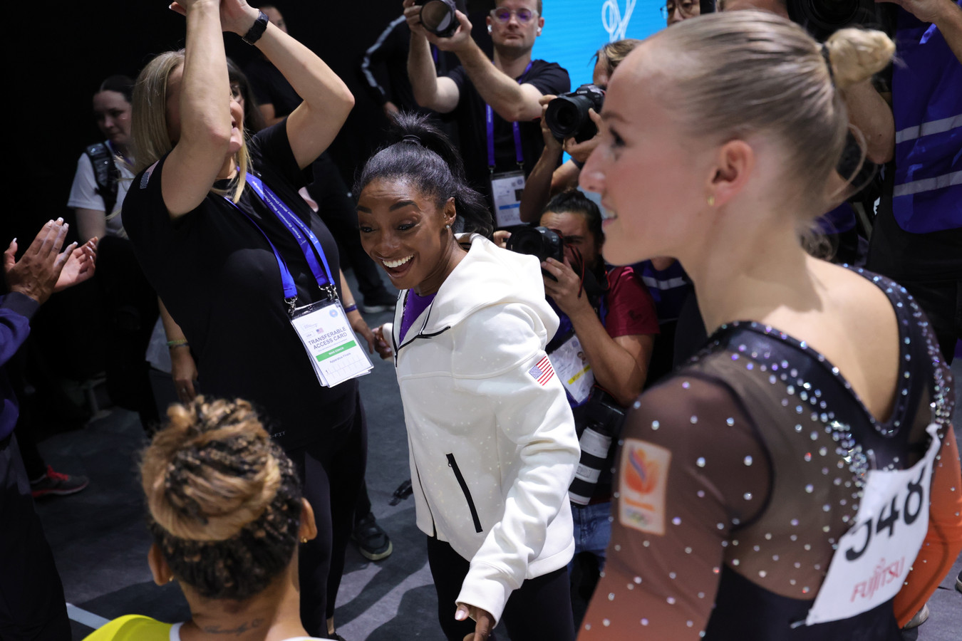 Fenomeen Simone Biles pakt wéér twee gouden plakken bij WK turnen ... Fenomeen Simone Biles pakt wéér twee gouden plakken bij WK turnen ...